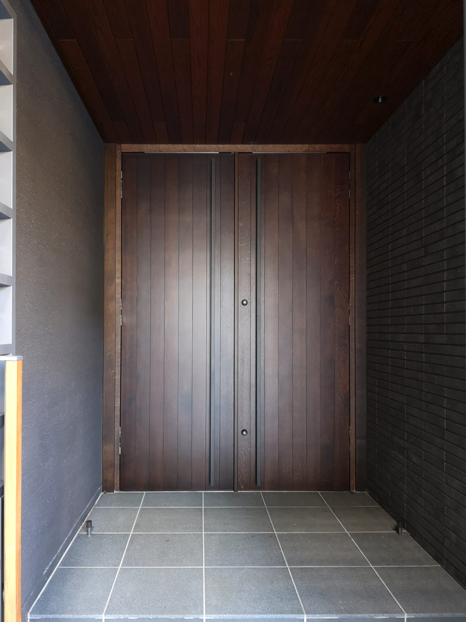 Smoked blackカラーのオーク両開き玄関ドアを納めました。 | 株式会社ノナカ｜こだわりの木製ドアメーカー